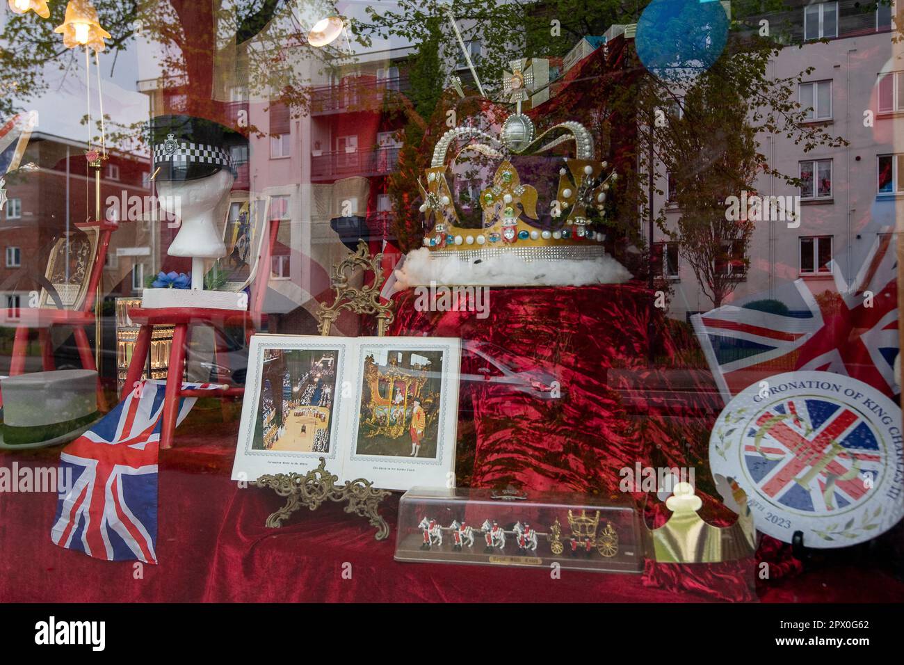Maidenhead, Berkshire, UK. 1st May, 2023. A Coronation themed window ...