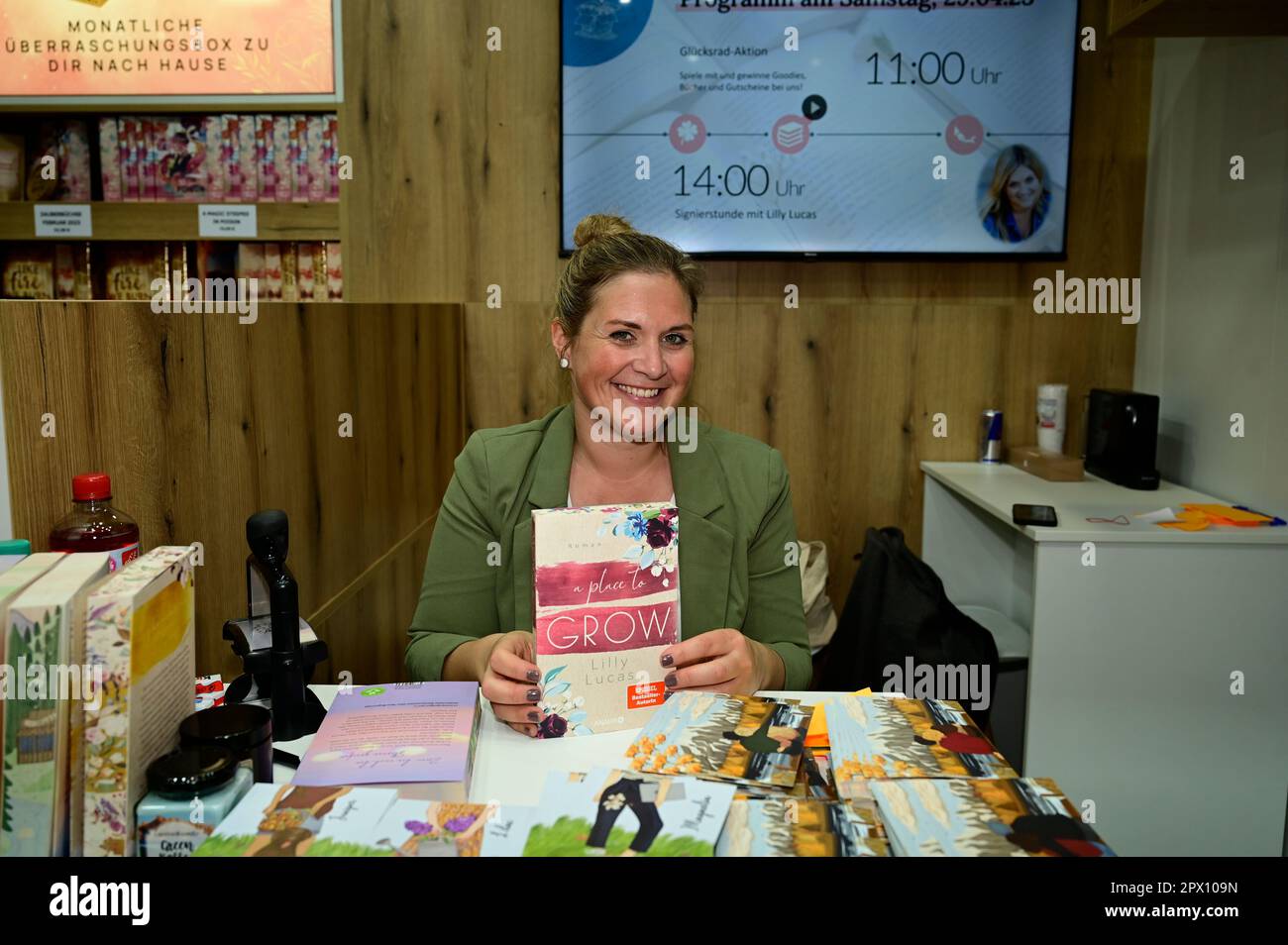 Lilly Lucas bei der Signierstunde auf der Leipziger Buchmesse 2023 ...