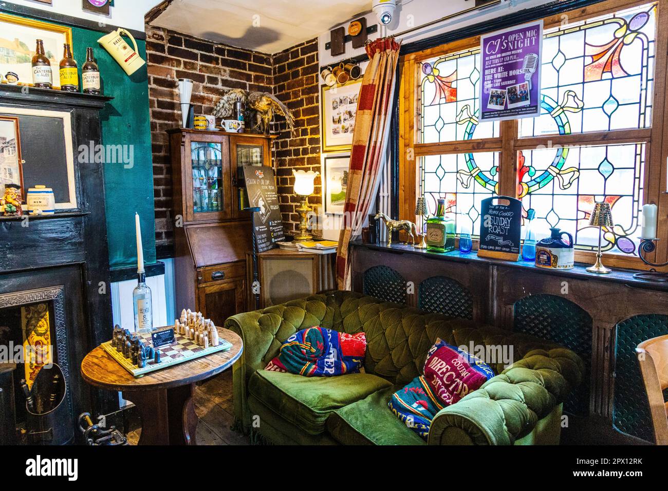 Old pub interior hi-res stock photography and images - Alamy