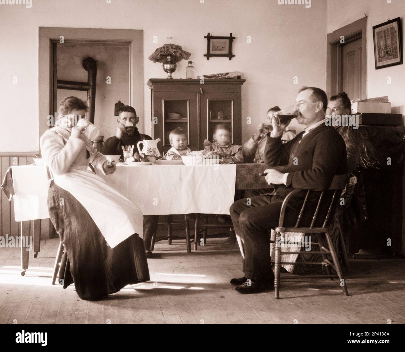 1900s TURN OF THE 20TH CENTURY FAMILY MOTHER FATHER CHILDREN SEATED ...