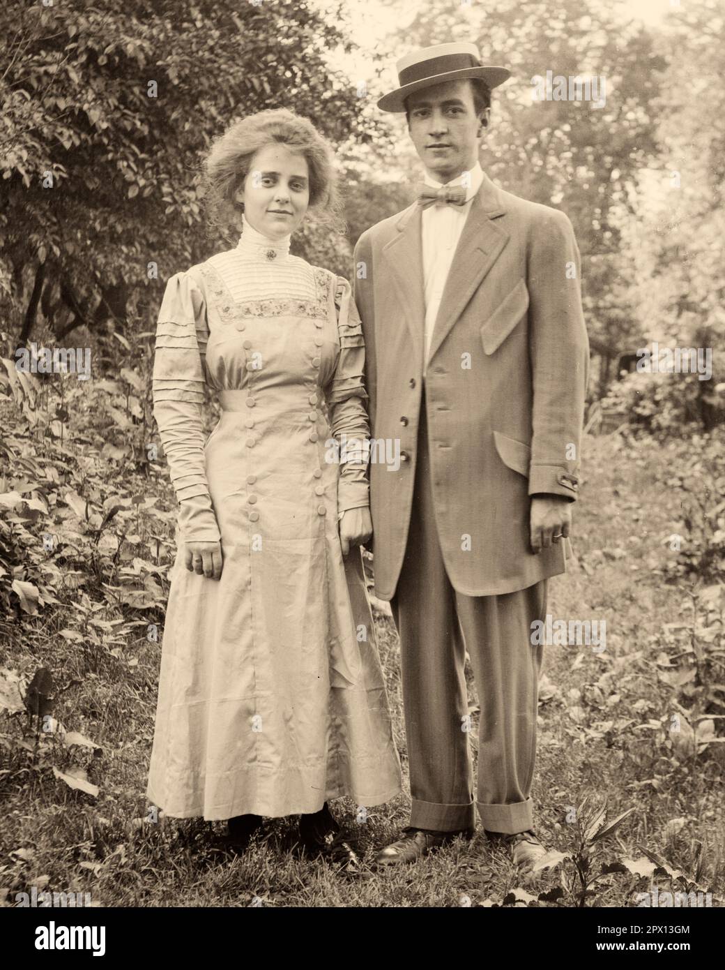 1890s 1900s PORTRAIT OF FASHIONABLY DRESSED YOUNG MAN AND WOMAN ...