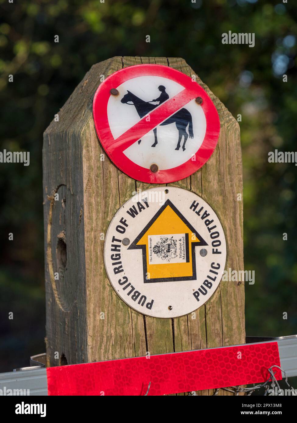 Right of way marker hi-res stock photography and images - Alamy