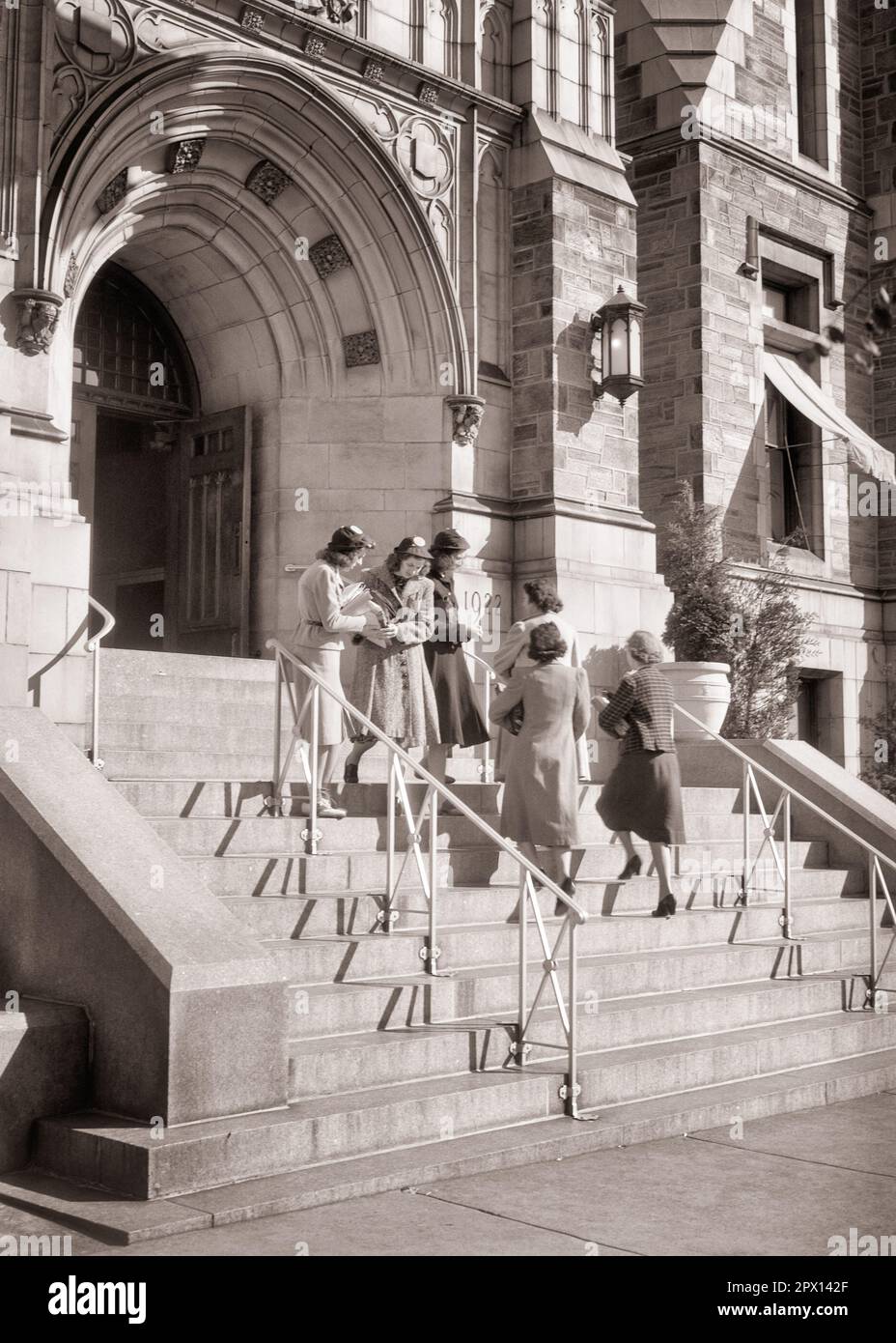 1940s SIX COLLEGE WOMEN ON THE STEPS OF CONWELL HALL TEMPLE UNIVERSITY ...