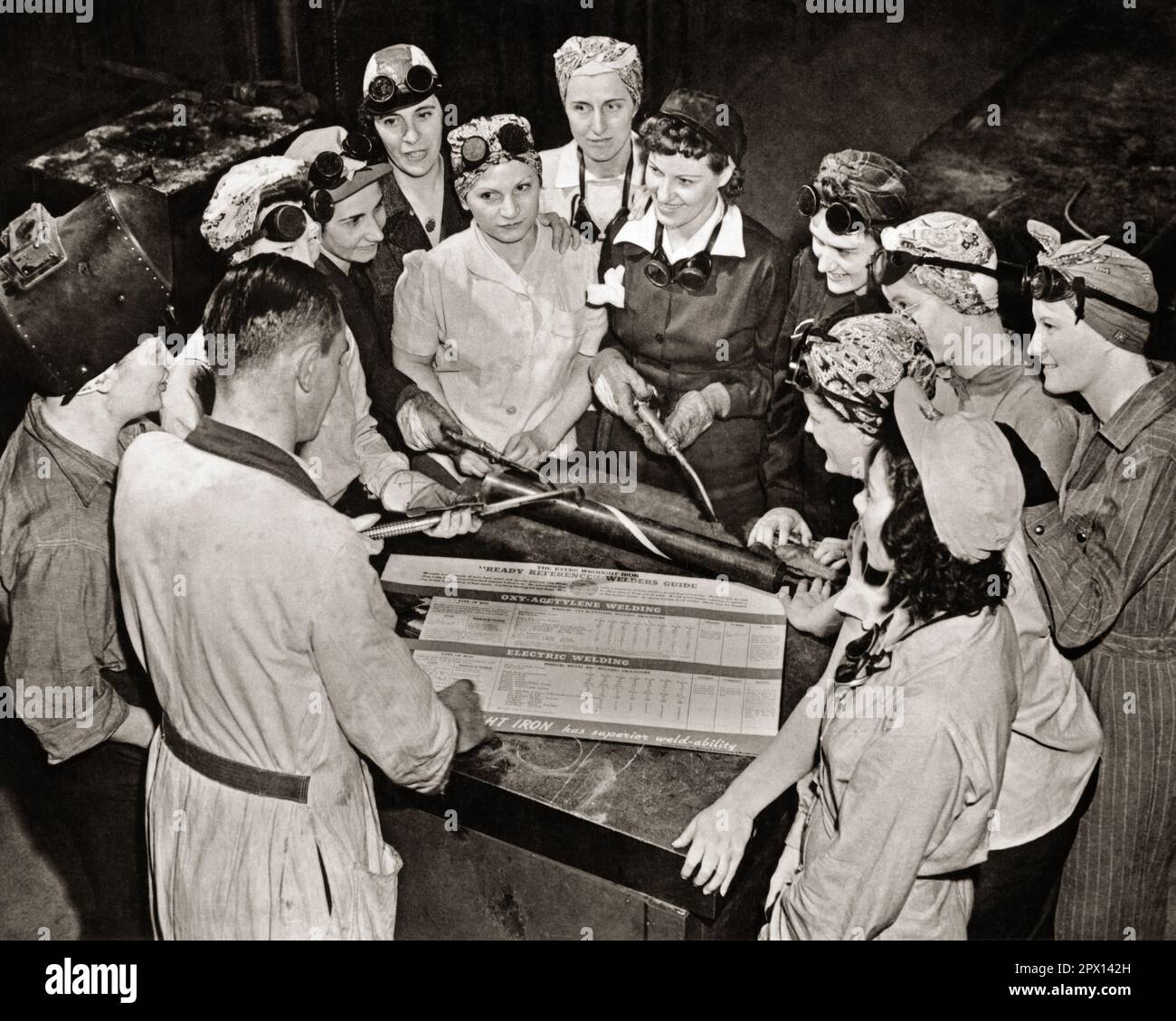 Woman war production skills hi-res stock photography and images - Alamy