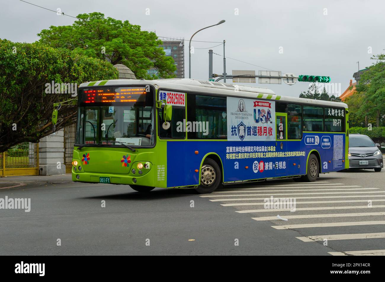 A Taiwanese bus on the streets of Taipei Stock Photo - Alamy