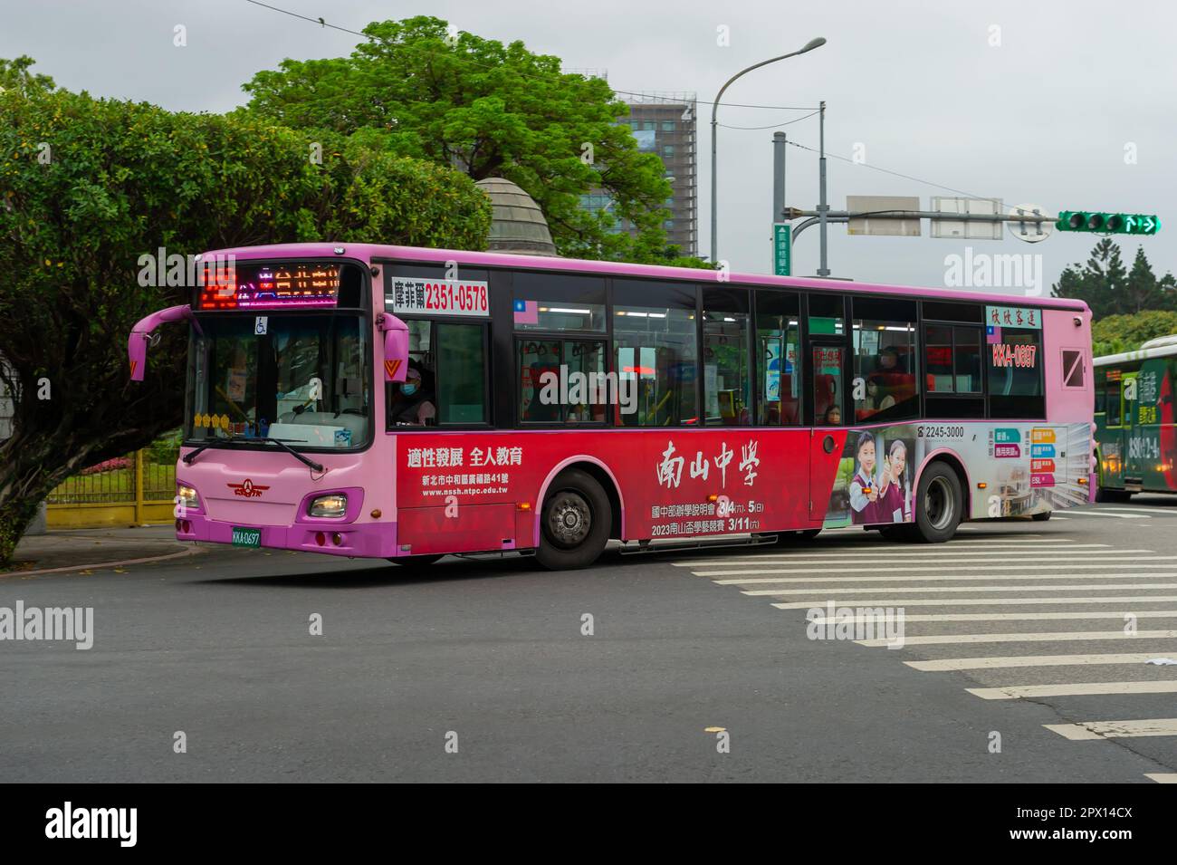 A Taiwanese bus on the streets of Taipei Stock Photo - Alamy