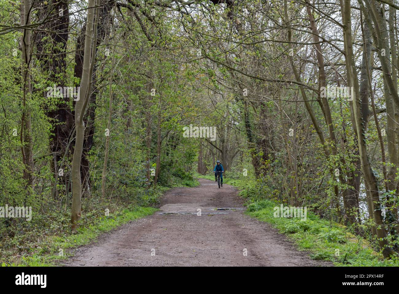 Cycling near thames hi-res stock photography and images - Alamy