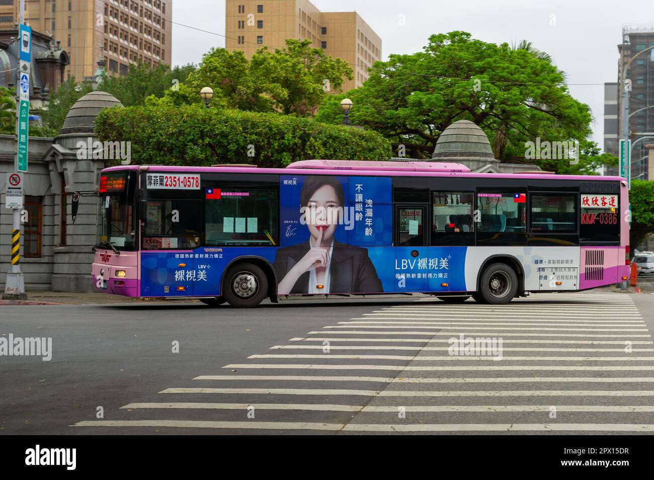 A Taiwan bus on the streets of Taipei Stock Photo - Alamy