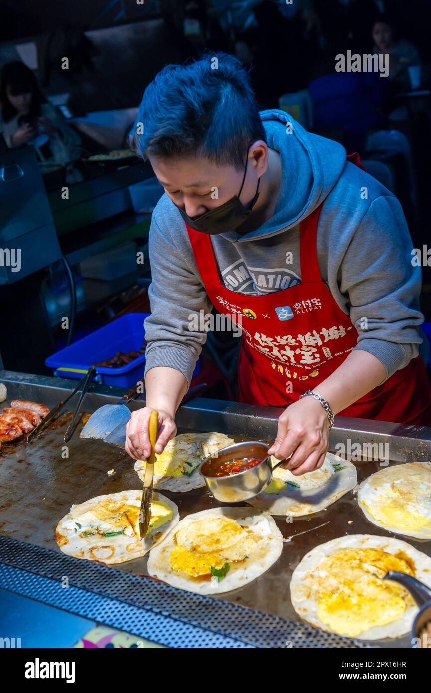 Preparing food at Ningxia Night Market, Taipei, Taiwan Stock Photo - Alamy