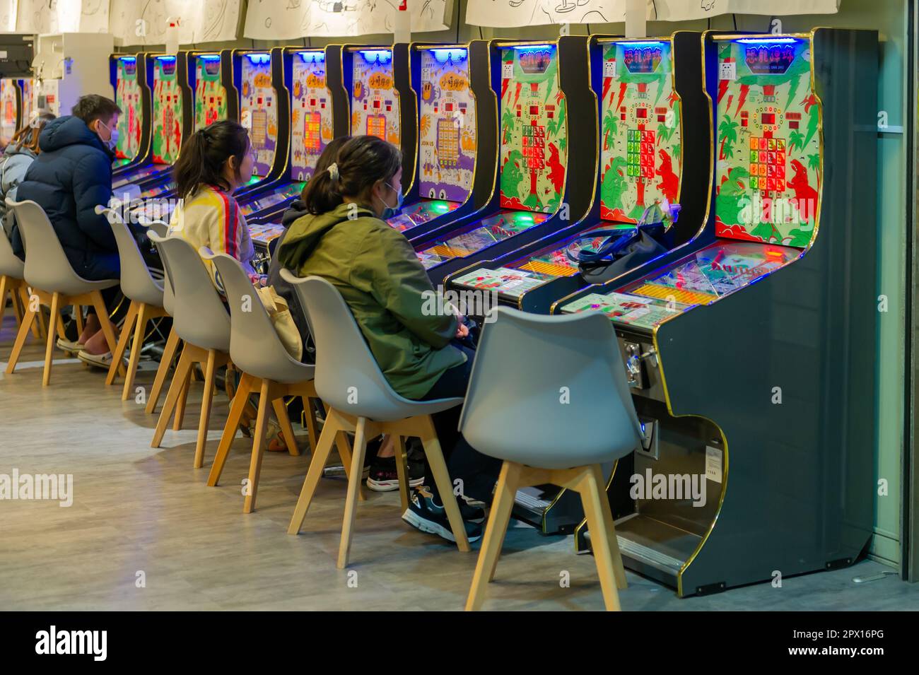 Concentrating on electronic games at Ningxia Night Market, Taipei ...