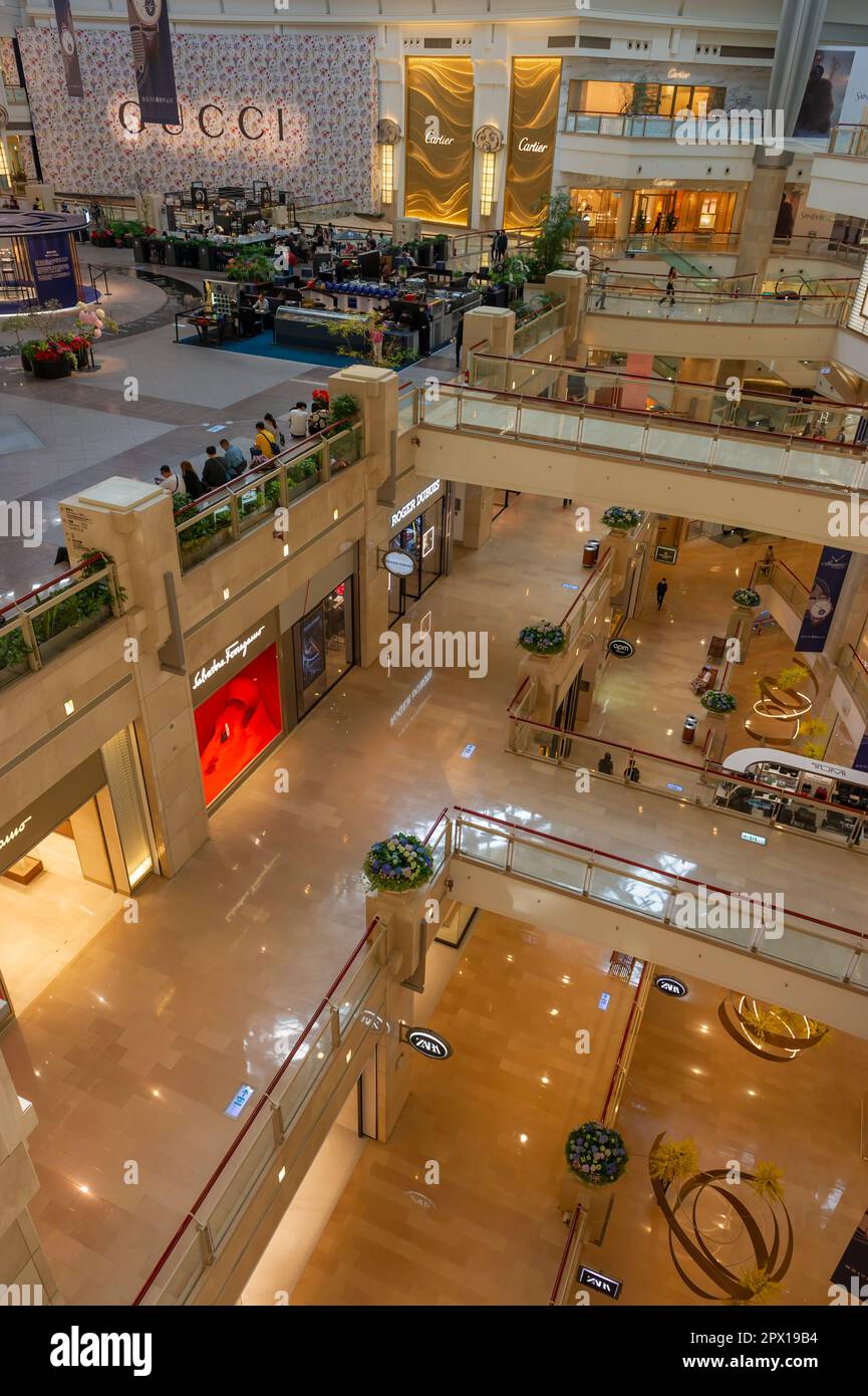 Looking down inside the Taipei 101 Shopping Mall Stock Photo - Alamy