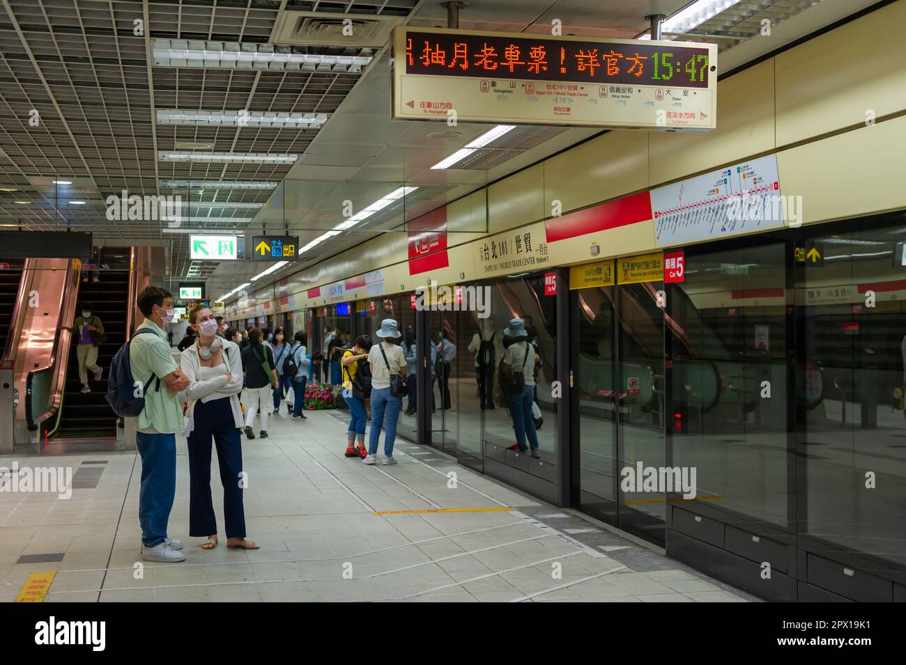 Mrt platform hi-res stock photography and images - Alamy
