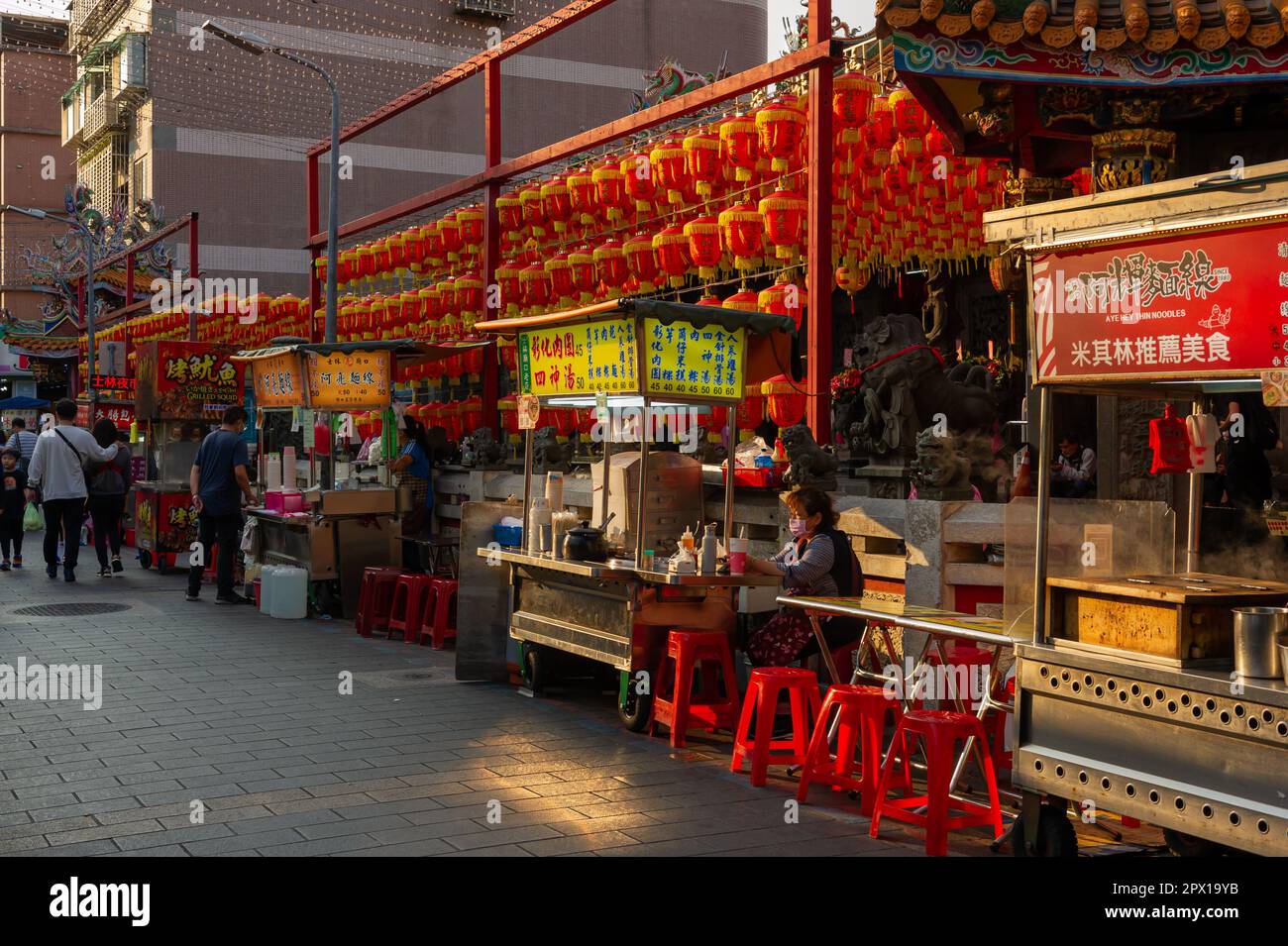 A food vendor outside the Shilin Cixian Temple at the Shilin Night ...