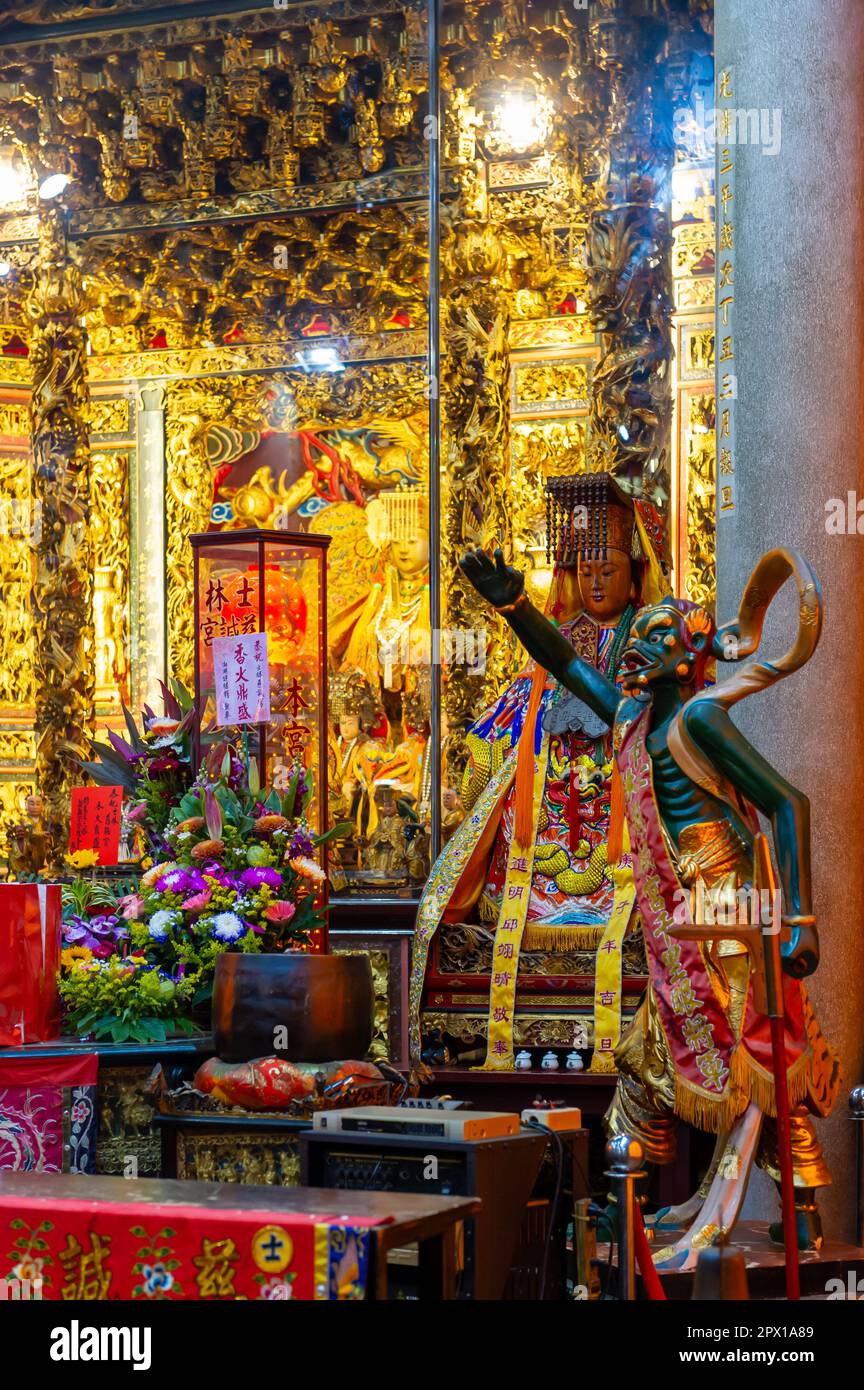 The shrine of the Shilin Cixian Temple at the Shilin Night Market ...