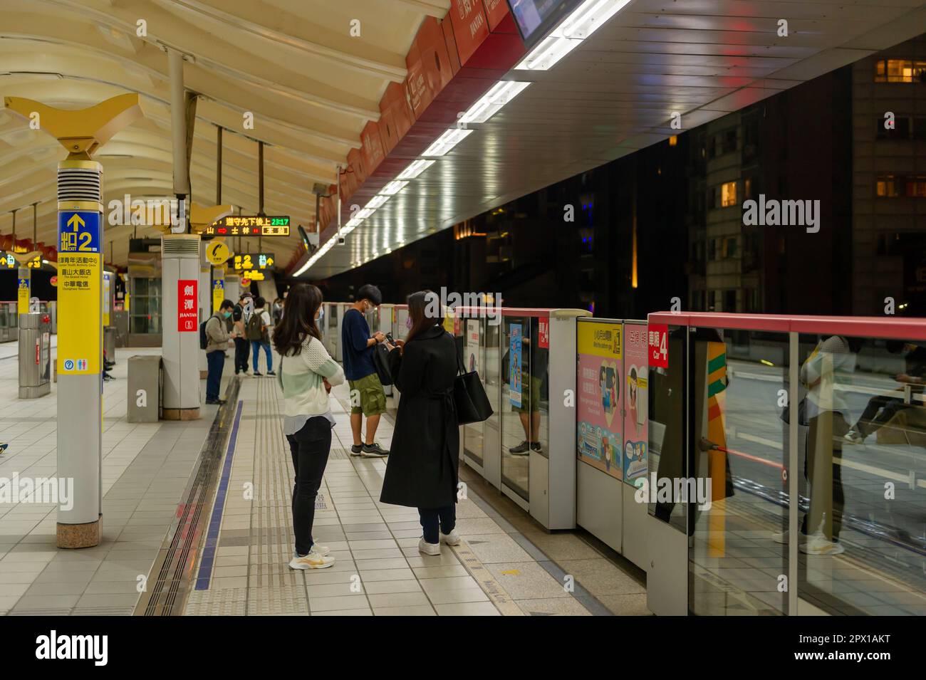 On the platform boarding a Taipei MRT train Stock Photo - Alamy