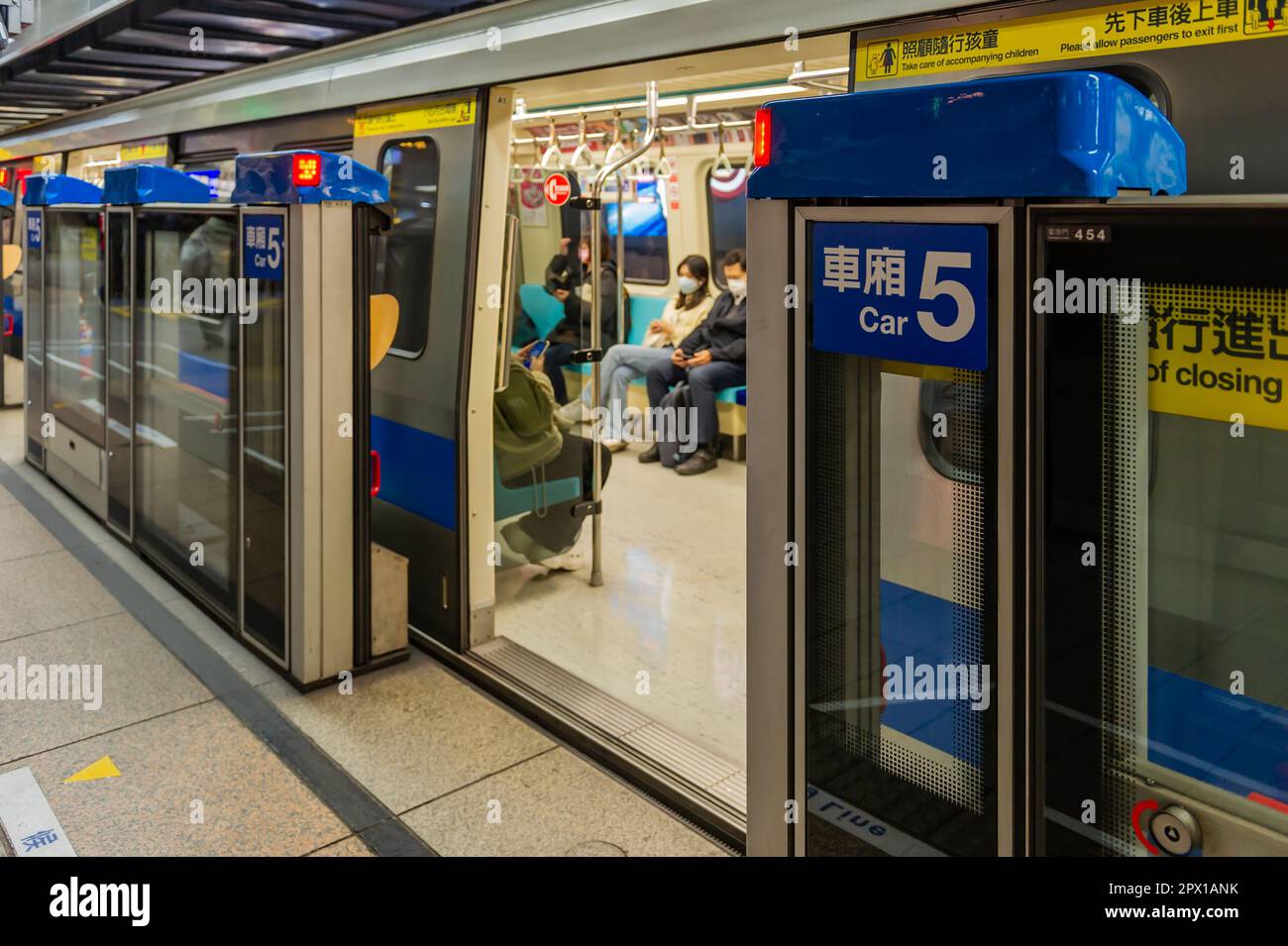 On the platform boarding a Taipei MRT train Stock Photo - Alamy