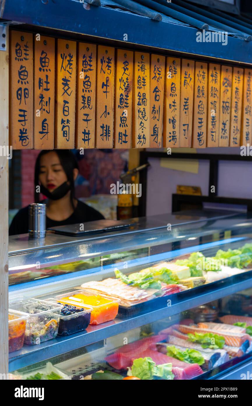 Selling street food at the Raohe Street Night Market, Taipei, Taiwan Stock Photo - Alamy