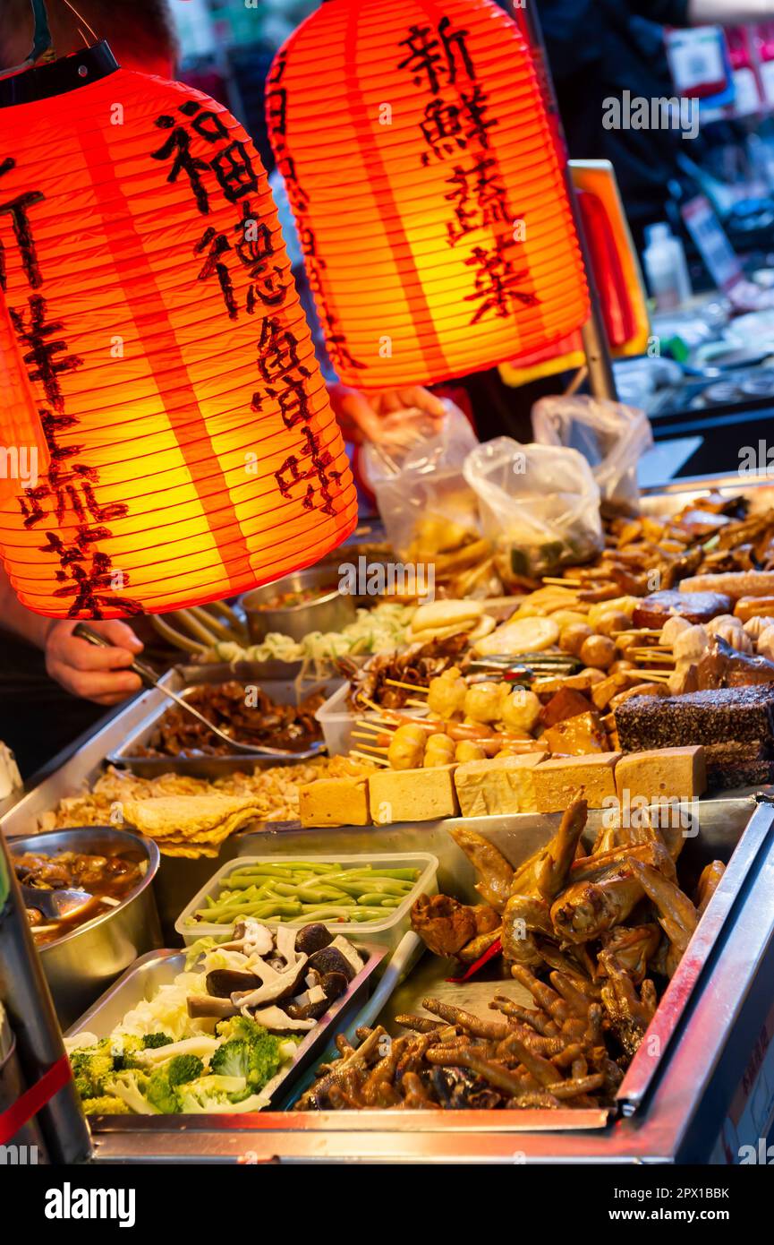 Preparing street food at the Raohe Street Night Market, Taipei, Taiwan Stock Photo - Alamy