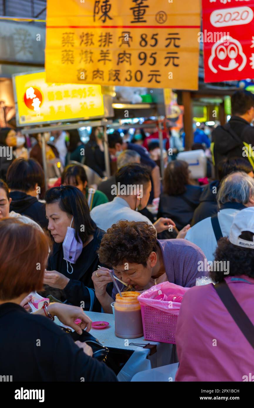 Eating street food at the Raohe Street Night Market, Taipei, Taiwan Stock Photo - Alamy
