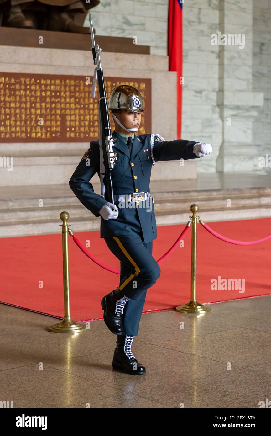 Changing of the guard at the National Chiang Kai-shek Memorial Hall, Taiwan, Taipei Stock Photo ...