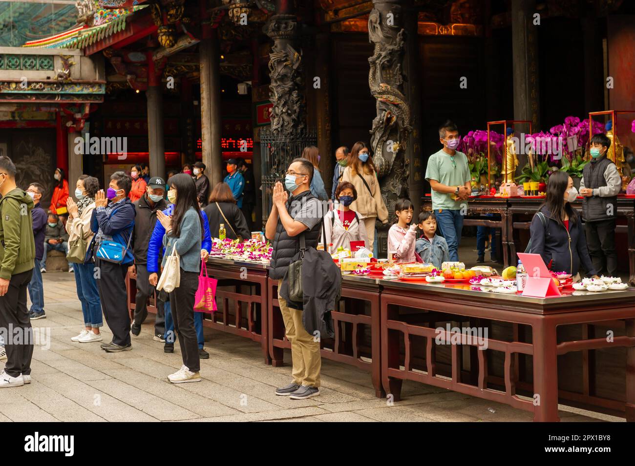 People praying at the Longshan Temple, Taiwan, Taipei Stock Photo - Alamy