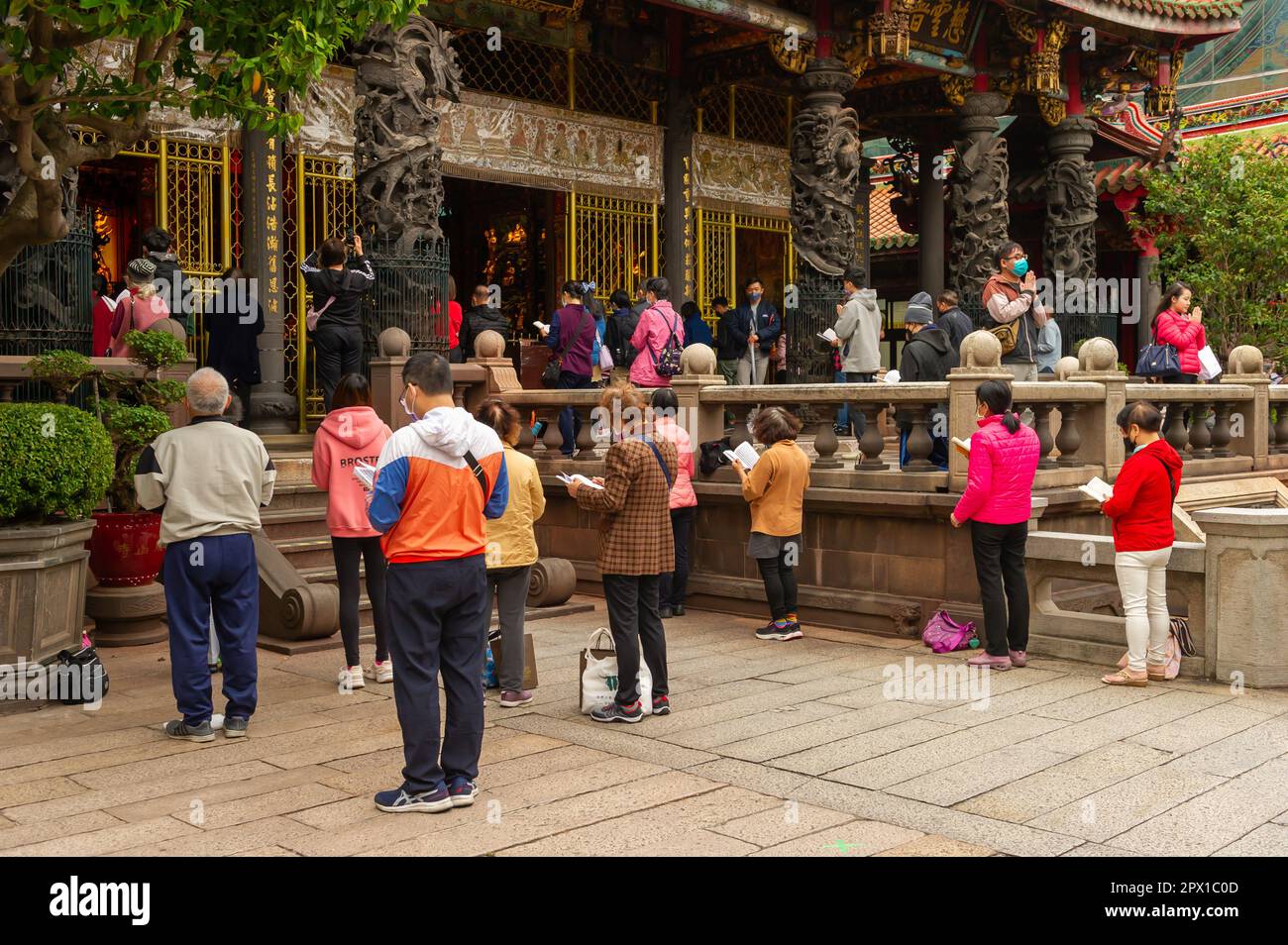 People praying at the Longshan Temple, Taiwan, Taipei Stock Photo - Alamy