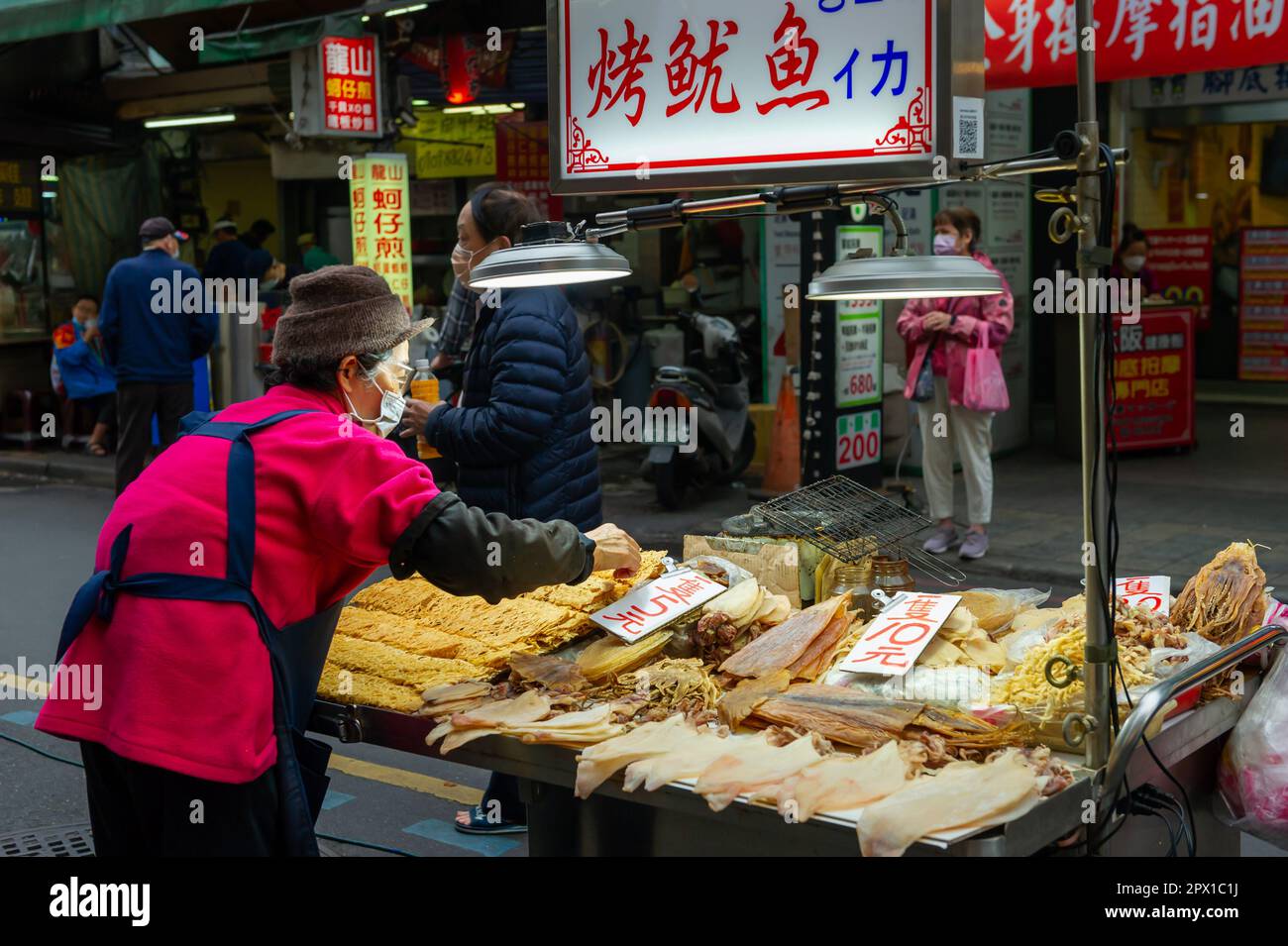 Meng Xia Night Market, Taipei, Taiwan Stock Photo - Alamy