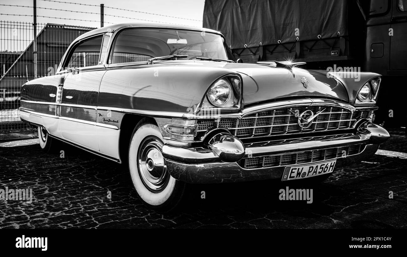 Retro car Packard Four Hundred. Black and white. Meeting of fans of ...