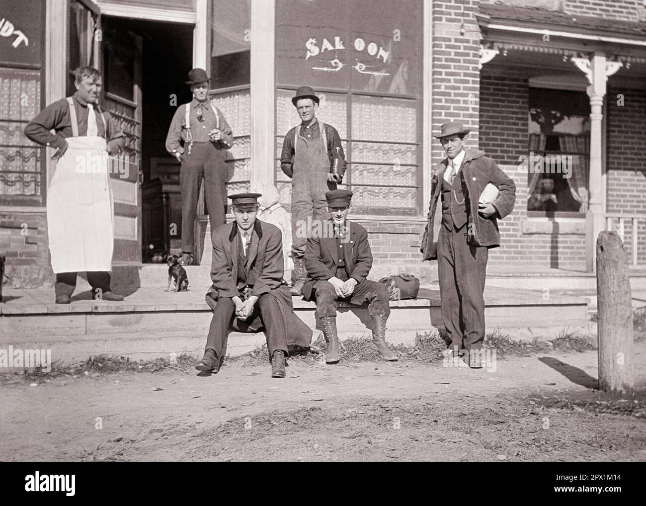 1890s TURN OF THE CENTURY GROUP OF MEN IN HATS ON FRONT STOOP OF SALOON ...