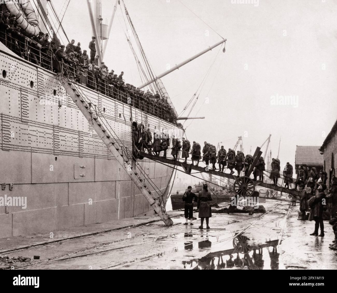 1910s JANUARY 1919 AEF 87TH DIVISION TROOPS BOARDING THE TRANSPORT SHIP ...