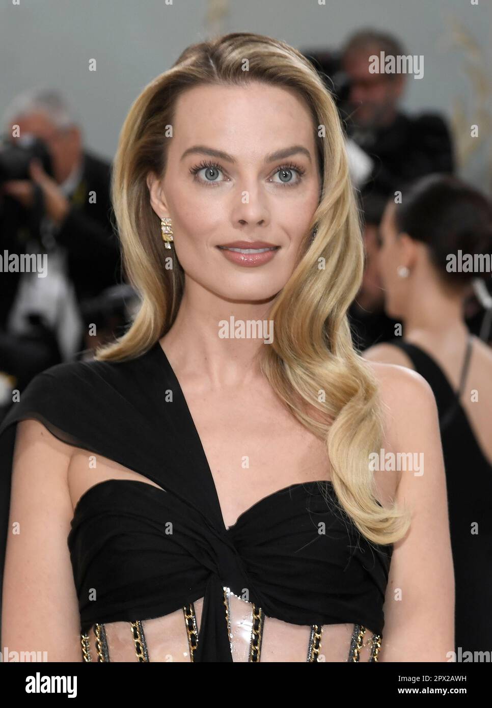 Margot Robbie attends The Metropolitan Museum of Art's Costume ...