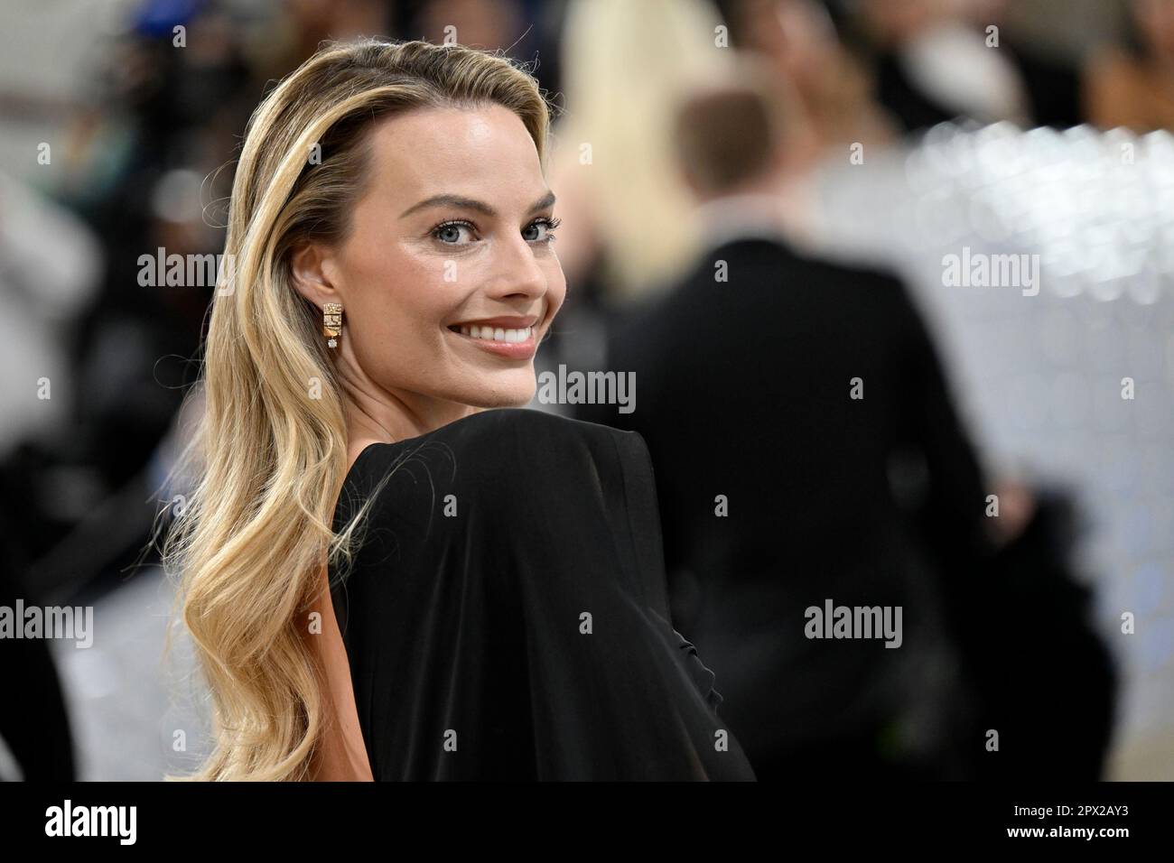 Margot Robbie attends The Metropolitan Museum of Art's Costume ...