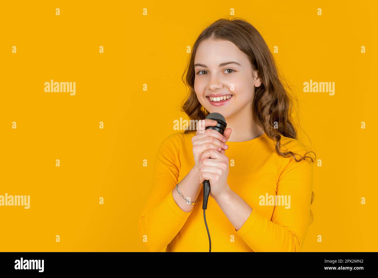 Kid interviewing hi-res stock photography and images - Alamy