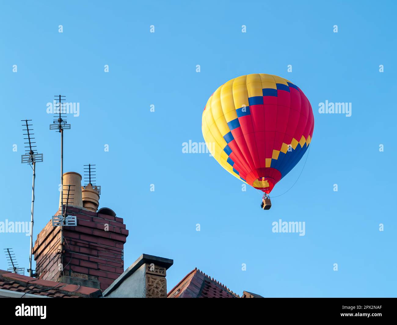 Hot air ballooning above rooftops hi-res stock photography and images ...