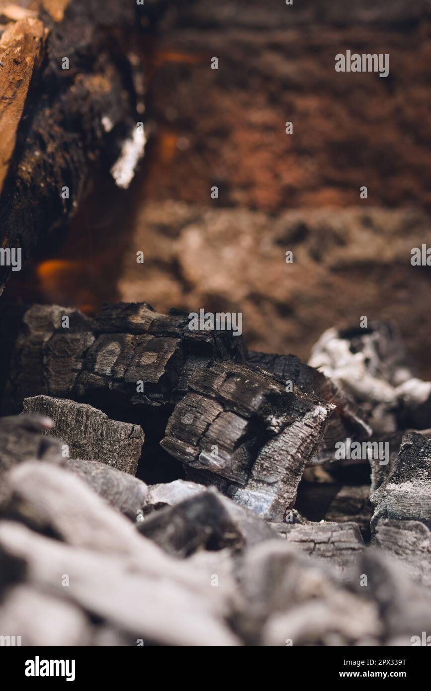 Smoldering embers and ashes in a bonfire. Close up Stock Photo - Alamy