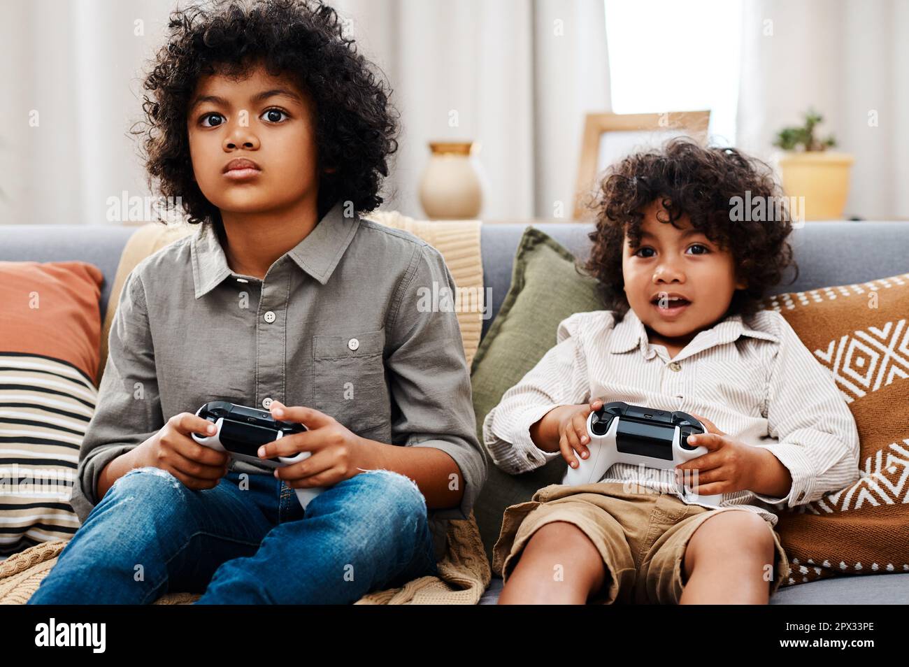 Two boys playing a video game hi-res stock photography and images - Alamy