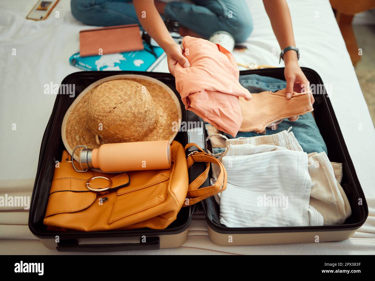 Open suitcase books hi-res stock photography and images - Alamy
