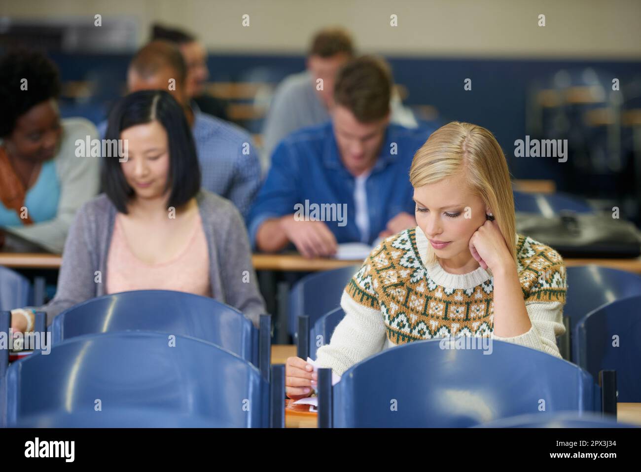Group of students in a lecture hall hi-res stock photography and images ...
