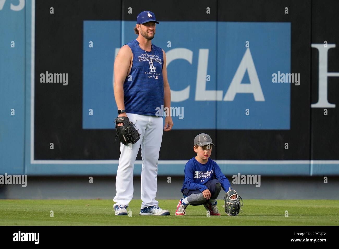 Los Angeles Dodgers relief pitcher Clayton Kershaw (22) and his son ...