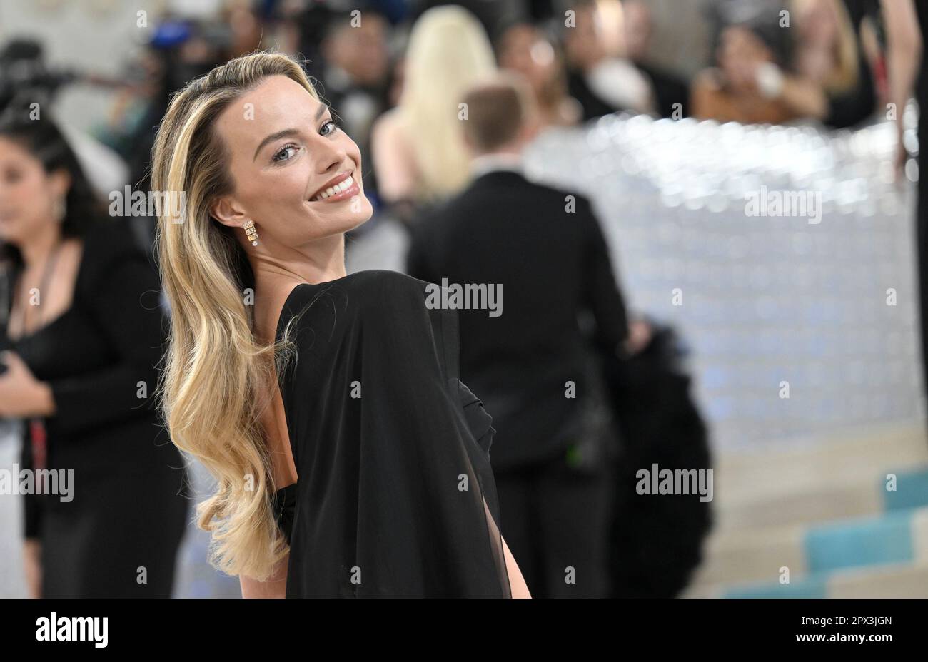 Margot Robbie attends The Metropolitan Museum of Art's Costume ...