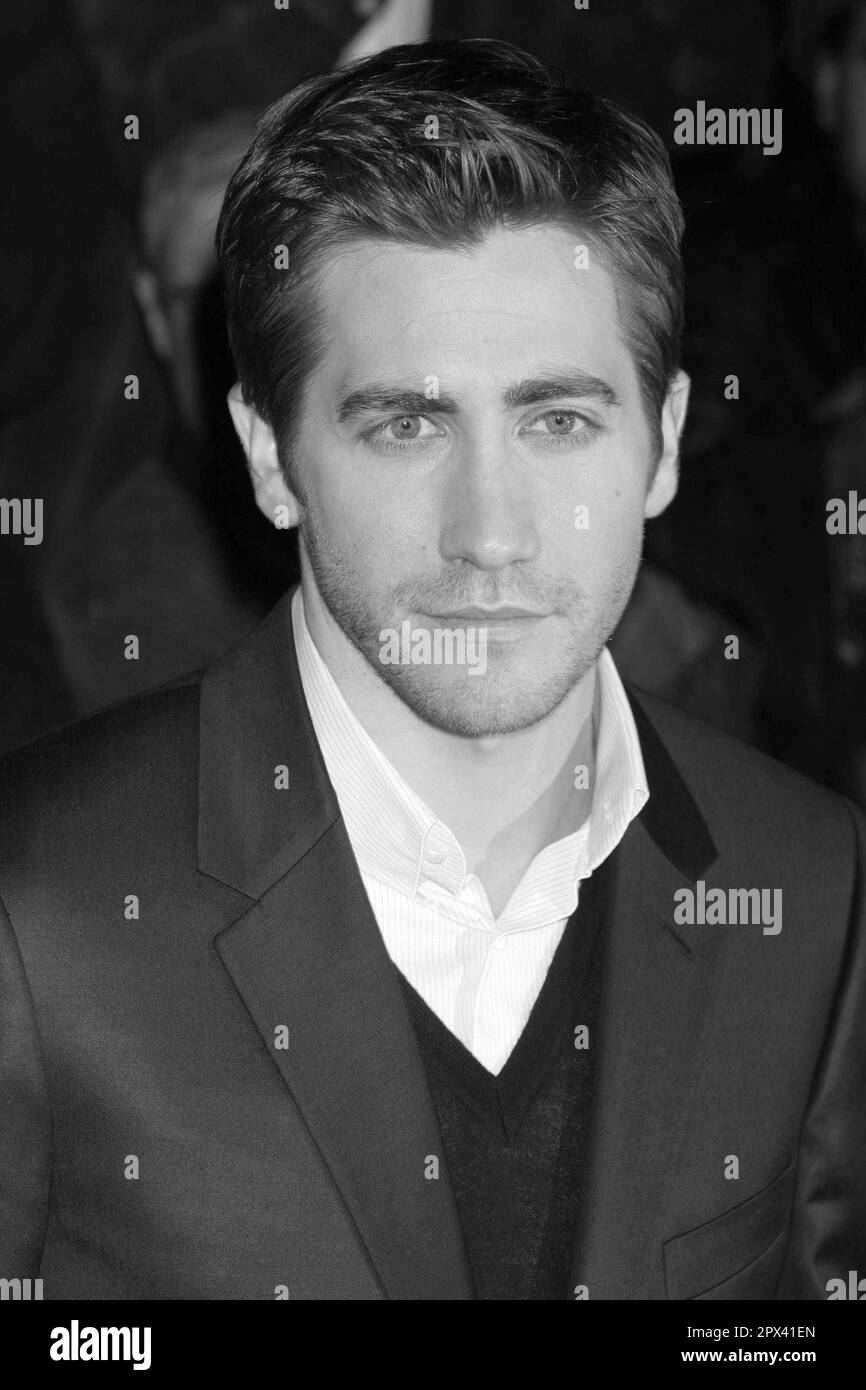 Jake Gyllenhaal attends the premiere of "Jarhead" at the Ziegfeld ...