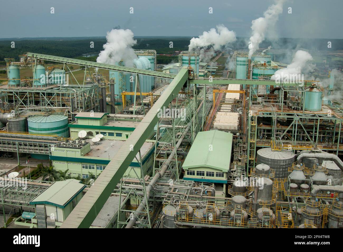 Pulp and paper mill, Riau, near Pekanbaru, Sumatra, Indonesia Stock ...