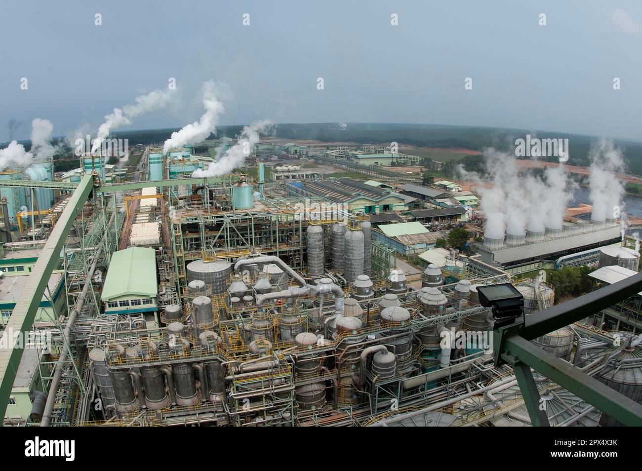 Pulp and paper mill, Riau, near Pekanbaru, Sumatra, Indonesia Stock ...