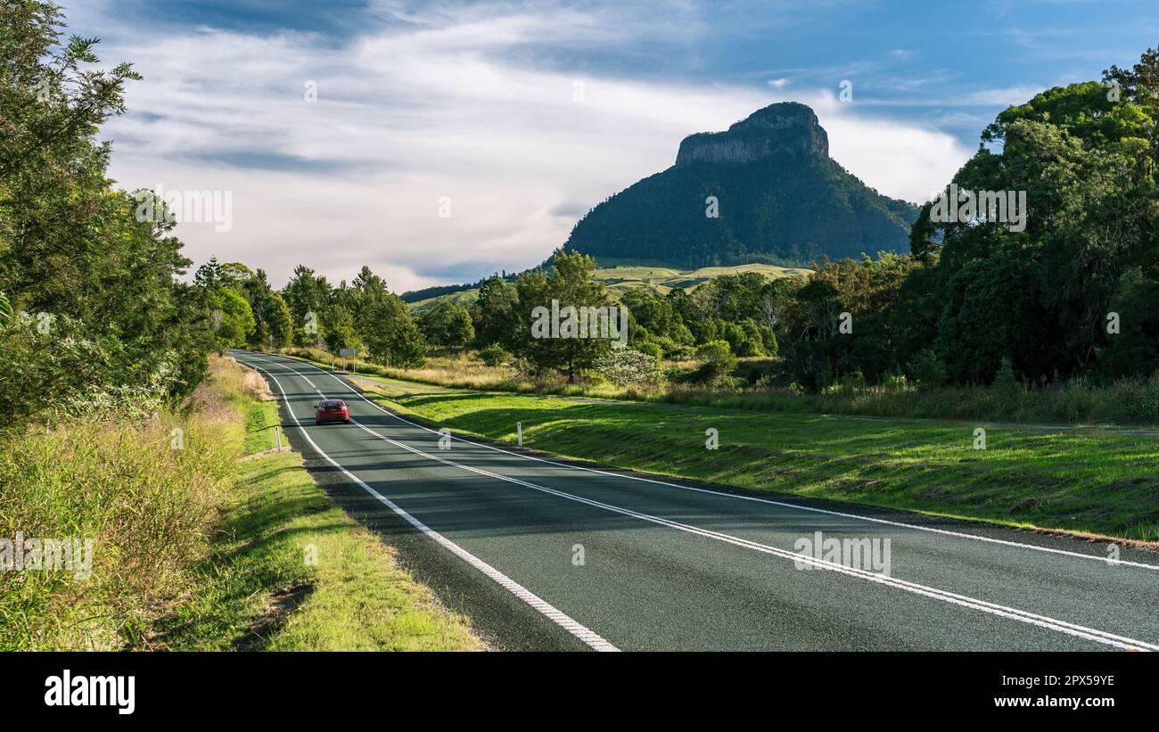 Mount Lindesay highway with the mountain in the background Stock Photo ...