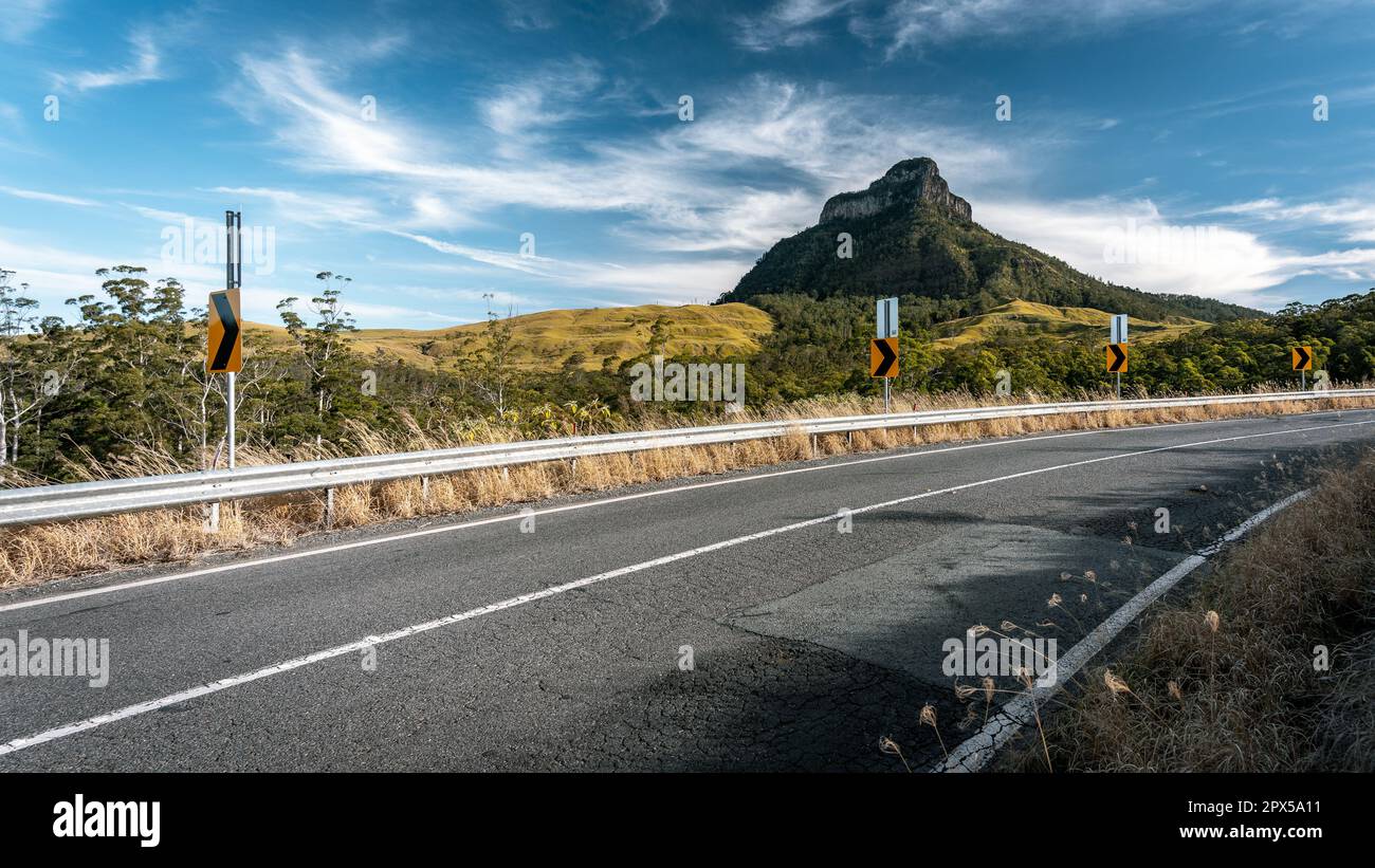 Mount Lindesay highway with the mountain in the background Stock Photo ...