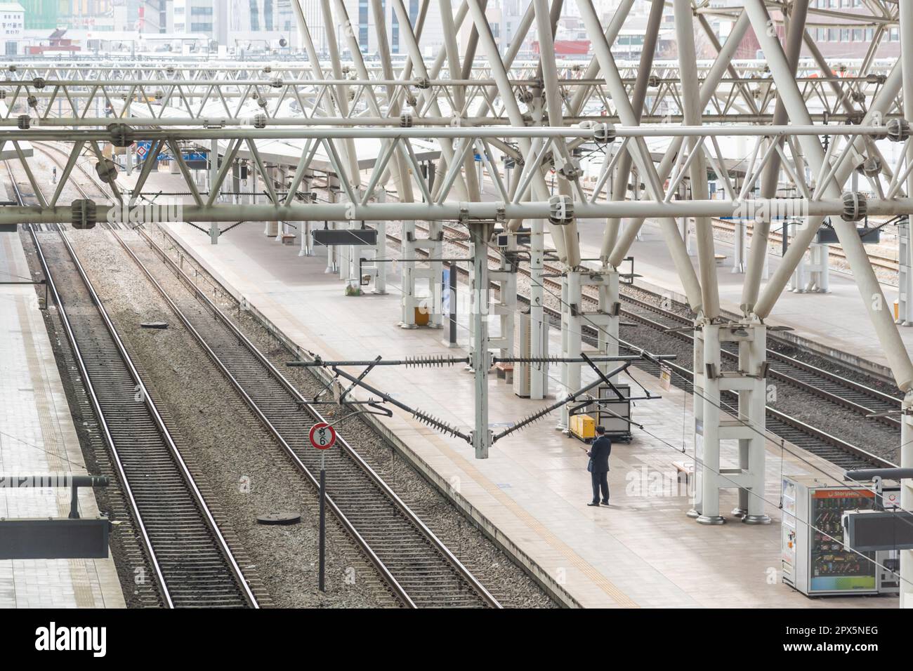 Platform seoul station high hi-res stock photography and images - Alamy