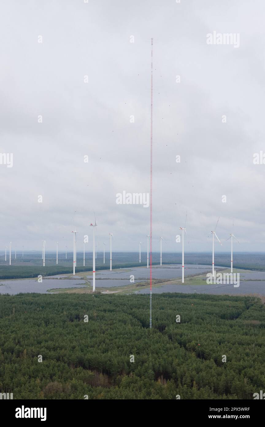 Schipkau, Germany. 17th Apr, 2023. An almost 300-meter-high wind ...