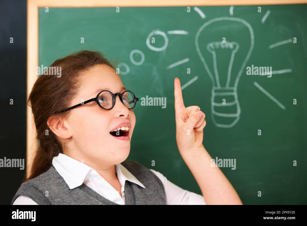 Ive got a great idea. A cute brunette girl having an ah-ha moment in ...