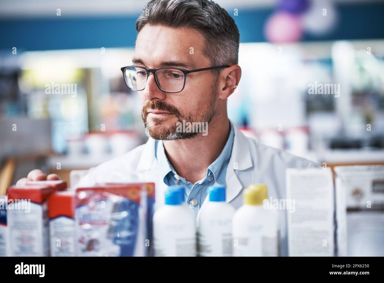 Checking stocks hi-res stock photography and images - Alamy