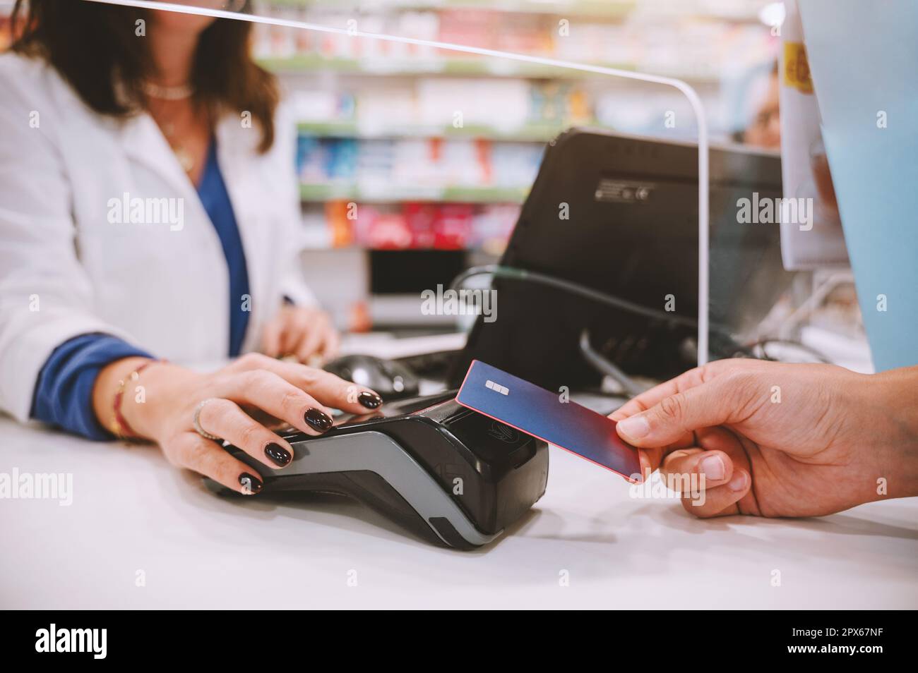 Payment by creditcard and POS in a store Stock Photo - Alamy